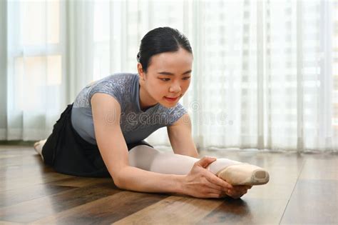Bailarina Profesional Haciendo Ejercicios De Estiramiento De Piernas