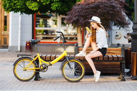 노란 자전거를 들고 모자를 쓴 소녀 십대가 여름 도시를 걷고 있습니다 12 13세에 대한 스톡 사진 및 기타 이미지 12 13세 가을 갈색 머리 Istock