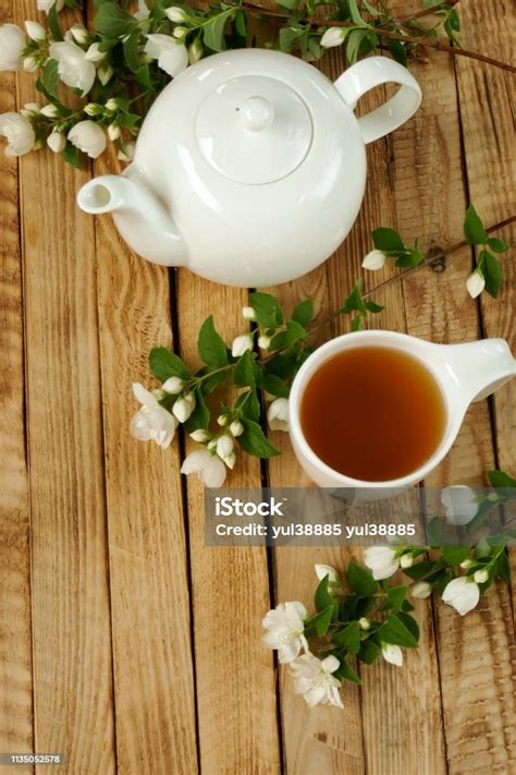 자스민 차 자스민 추출 물 흰 찻주전자와 흰 머그잔과 차를 사용한 바이오 티 나무 갈색 바탕에 자스민의 피를 뿌려 서 허브 유기농 차 0명에 대한 스톡 사진 및 기타 이미지