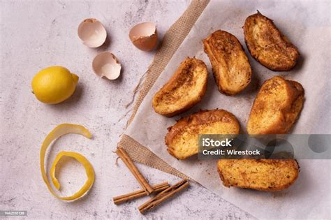 갓 구운 전통 스페인 부활절 토리하와 테이블에 있는 재료의 평면도 건강한 생활방식에 대한 스톡 사진 및 기타 이미지 건강한 생활방식 계피 또리하 Istock