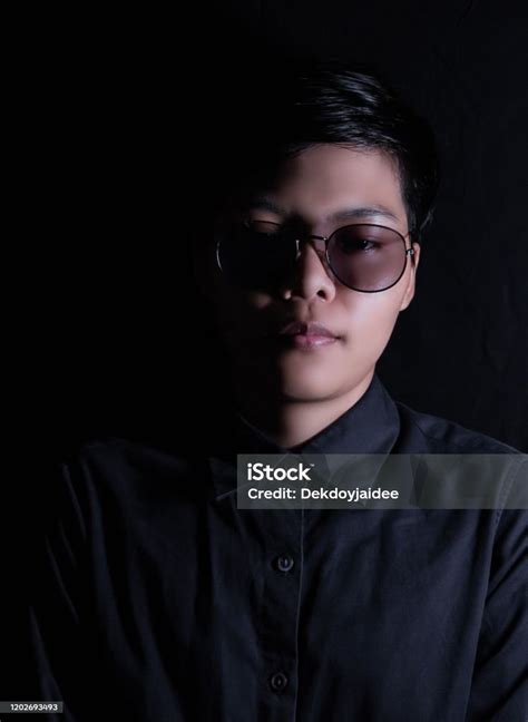 30 대 아시아 여성 안경과 파란색 셔츠를 입고 짧은 머리와 여전히 얼굴을 만들기 카메라를 보고 서 1 인칭 사진 초상화 사람들 개념 개념에 대한 스톡 사진 및 기타 이미지