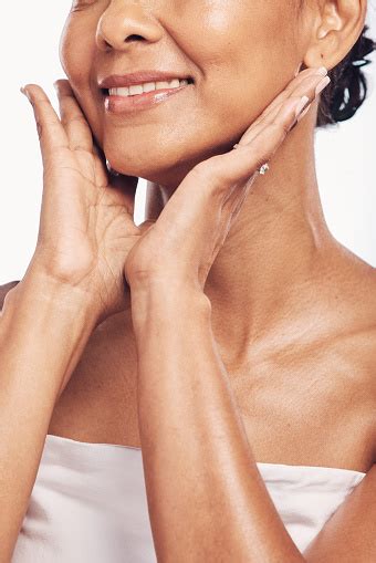 손 입 피부는 미용 노화 방지 치료 또는 화장품을 위해 스튜디오에서 선배 여성과 함께합니다 스킨케어 페이셜 및 웰빙 성숙한