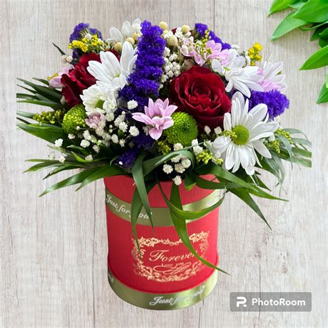 Червени рози в кръгла червена кутия Доставка на цветя Далия