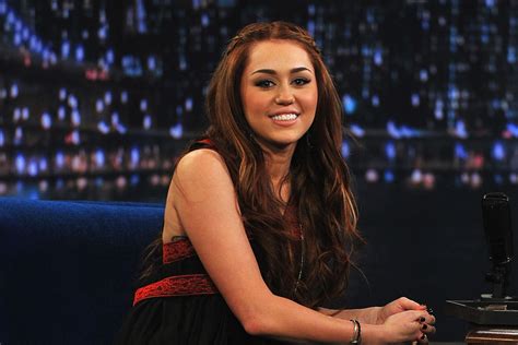 Miley Cyrus Serves Major Throwback With Hair Flip And Fans Are Obsessed