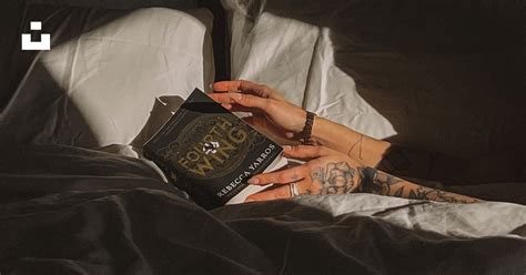 침대에 누워 책을 읽고 있는 여자 사진 Unsplash의 무료 책 이미지