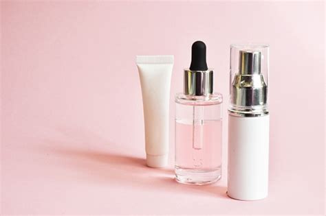 화장품용 화이트 튜브 크림 로션 치약 영양 또는 보습 마스크를 분홍색 배경에 빈 플라스틱 용기 친환경 유기농 화장품 개념 공간을 복사합니다 화장품에 대한 스톡 사진 및 기타