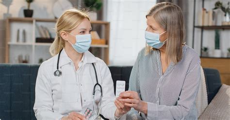 여성 금발 전문 의사가 집에서 의료 방문 중 노인 환자와 상담합니다 노인 여성 환자에게 정제를 복용하는 방법을 설명하는 여성 의사 사진 Unsplash의 건강 검진 이미지