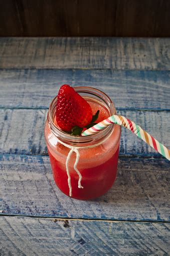 딸기 아이스 스무디 여름을위한 상쾌하고 영양음료 요구르트 딸기 얼음을 스무디에 듬뿍 첨가하여 풍부하고 맛있게 만들수 있으며 어린이와 어른이 여름에 과일을 마시는 데