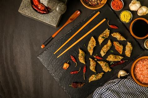 간장과 칠리를 곁들인 만두 교자 튀김 고기로 채워진 중국 만두 검은 색 배경에 간장 홈 메이드 고기 만두 0명에 대한 스톡 사진 및 기타 이미지 Istock