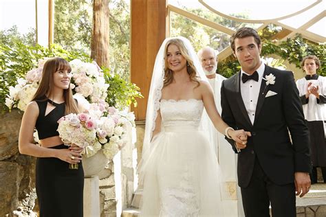 Emily Vancamp And Josh Bowmans Revenge Wedding Photos Coppie