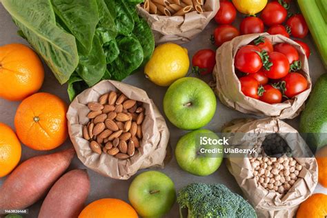 폐기물 제로 포장 테이블 위의 종이 봉투에 담긴 다양한 야채와 과일 가방에 대한 스톡 사진 및 기타 이미지 가방 건강한 생활방식 건강한 식생활 Istock