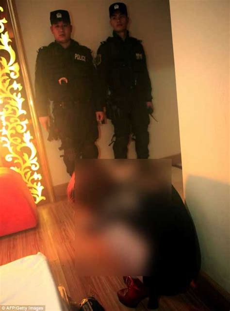 بازداشت شدن 67 دختر و پسر لخت در خانه فحشا عکس