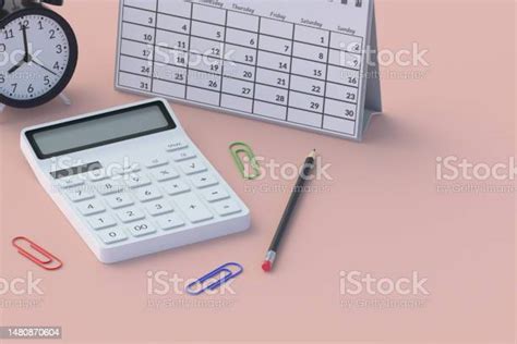 문구 용품 근처의 계산기와 달력 학교 개념으로 돌아갑니다 사무용품 금융 위기 가정 가족 예산 고등 교육 공간을 복사합니다 3d 렌더링 3차원 형태에 대한 스톡 사진 및 기타