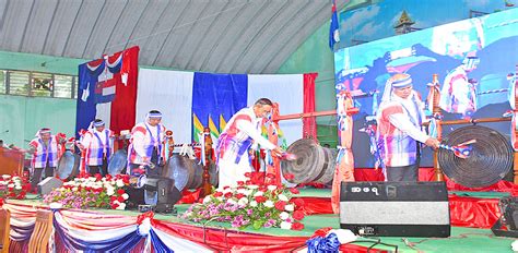 ရန်ကုန်မြို့ တိုင်းရင်းသားကျေးရွာရှိ ပြည်ထောင်စုခန်းမ၌ ကရင်တိုင်းရင်းသားရိုးရာ ဝါခေါင်လချည်ဖြူဖ