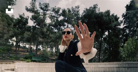 검은 양복과 흰 셔츠를 입은 여자가 손을 내밀고 있다 사진 Unsplash의 무료 초상 이미지