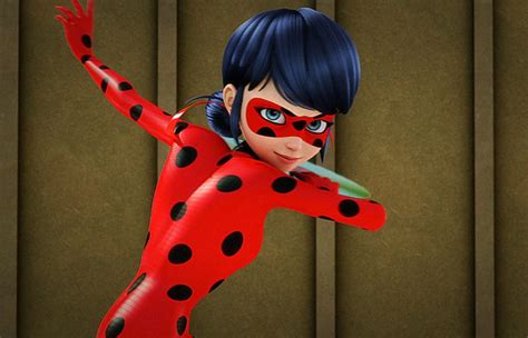 عکس دختر کفشدوزکی؛ زیباترین عکس های دختر کفشدوزکی و گربه سیاه برای