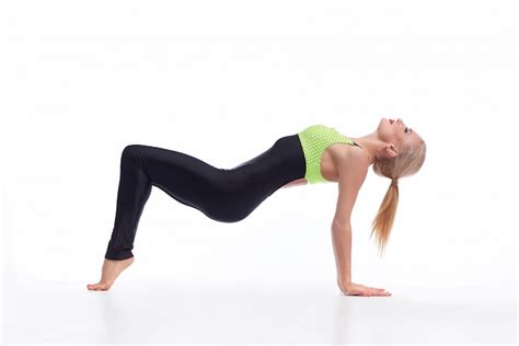 Fitness Mujer Con Cuerpo Sexy Perfecto Posando Graciosamente Aislado En Blanco Foto Gratis