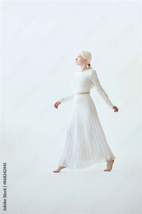 Foto De Stock Pretty Albino Teen Girl Beautiful Barefoot Unique Model In White Walking On Tip
