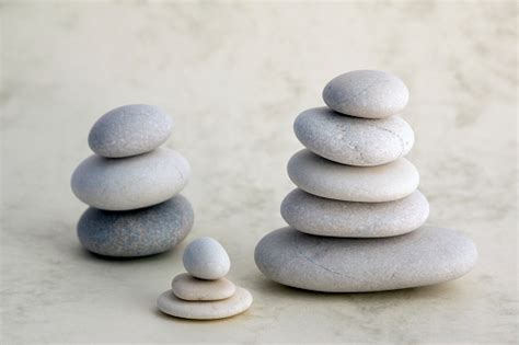 조화와 균형 케언즈 흰색 배경에 간단한 자세 돌 바위 선 조각 흰색 자갈 단일 타워 단순 0명에 대한 스톡 사진 및 기타 이미지 Istock