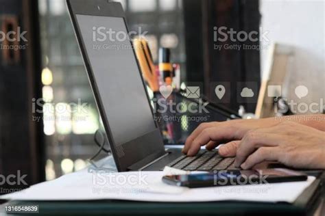 랩톱 컴퓨터 및 관리 디지털 데이터 개념에서 사용하는 사람 개발에 대한 스톡 사진 및 기타 이미지 개발 경영자 기업 문화 Istock