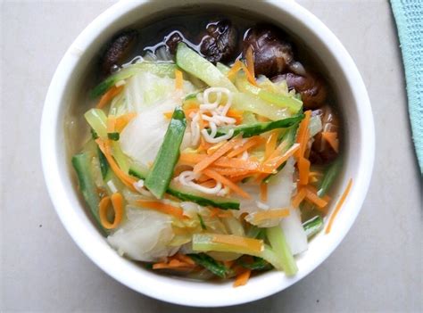 幸福素食白菜青瓜香菇面的做法 图解幸福素食白菜青瓜香菇面怎么做如何做好吃 幸福素食白菜青瓜香菇面家常做法大全 鸭子专属 豆果美食