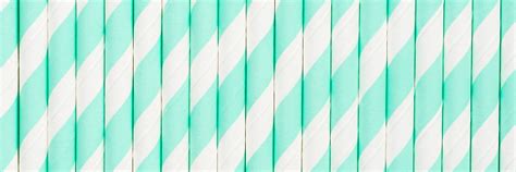 파티를 위해 종이 줄무늬 흰색과 녹색 마시는 빨대 더미의 배경 텍스트 공간을 사용할 수 있습니다 배너 0명에 대한 스톡 사진 및 기타 이미지 Istock