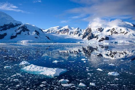 Montañas Nevadas En Un Hermoso Paisaje Reflejando En El Agua Azul El Canal Lemaire Cerca De La