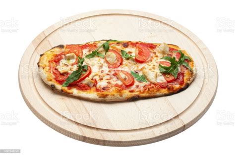 흰색 배경에 고립 된 나무 접시에 맛있는 피자를 제공합니다 파일에클리핑 경로가 포함되어 있습니다 레스토랑이나 피자 가게를위한 광고 전단지 및 포스터 페퍼로니의 맛있는 맛의