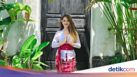 7 Foto Juliette Angela Penyanyi Keroncong Disorot Karena Dekat Dengan Anji