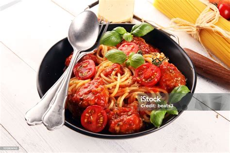 토마토 소스 치즈 파마산 바질과 재료를 곁들인 맛있는 식욕을 돋우는 클래식 이탈리아 스파게티 파스타 0명에 대한 스톡 사진 및 기타 이미지 Istock