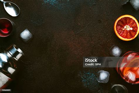 드라이 진 레드 버 머 레드 비터 오렌지와 아이스 큐브를 포함 한 세련 된 알콜 칵테일 네 그라스 브라운 바 카운터 바 도구 상단 보기 텍스트에 대 한 장소 바 카운터에
