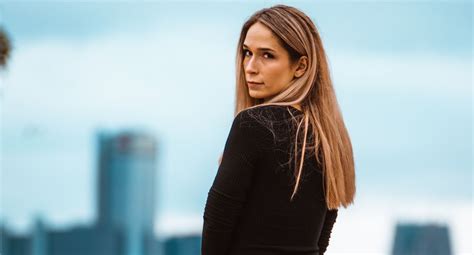 Обои на рабочий стол Девушка с длинными волосами обои для рабочего стола скачать обои обои