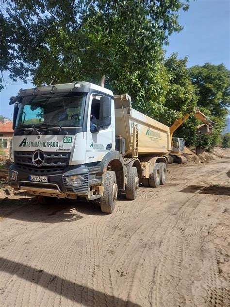 Тежка техника на Автомагистрали ЕАД участва в разчистването на последиците от наводненията в