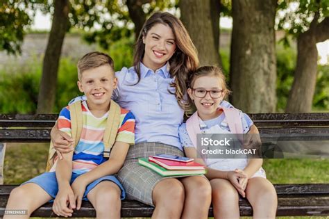 공원에서 함께 시간을 보내는 어머니와 자녀들의 초상화 어머니에 대한 스톡 사진 및 기타 이미지 어머니 재미 30 34세 Istock