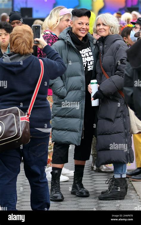 New York Ny Sara Ramirez And Cynthia Nixon Film A Lgbtq Parade Scene Together On