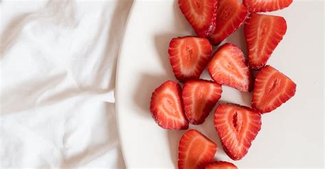 건강한 건강한 식생활 과일 과즙이 많은 깨끗한 다이어트 단순한 달콤한 딸기 딸기 반쪽 맛있는 미니멀리스트 밝은 배경 베리류 붉은 과일 비건 채식