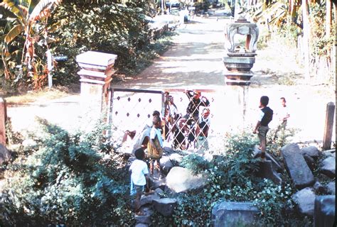 โคราชในอดีต เด็กๆที่บริเวณประตูรั้วรอบปราสาทหินพิมาย