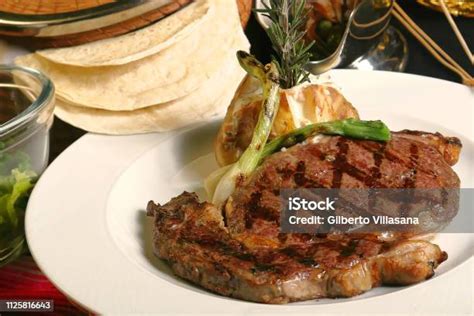 스트립 스테이크 구이 Cambray 양파를 동반 하 고 감자를 구운 스트립 스테이크는 암소에서 짧은 허리 고기에서 소고기 스테이크의 커트 이다 0명에 대한 스톡 사진 및