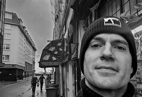 Seria Warhammer A Lui Henry Cavill Avanseaz Pe Amazon Noobz Ro