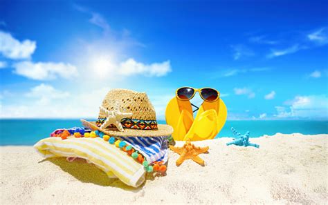 밀짚 모자 안경 수건 불가사리 노란색 플립 플롭 등 해변 액세서리가 있는 창의적인 여름 해변 휴가 컨셉 해변에 대한 스톡 사진