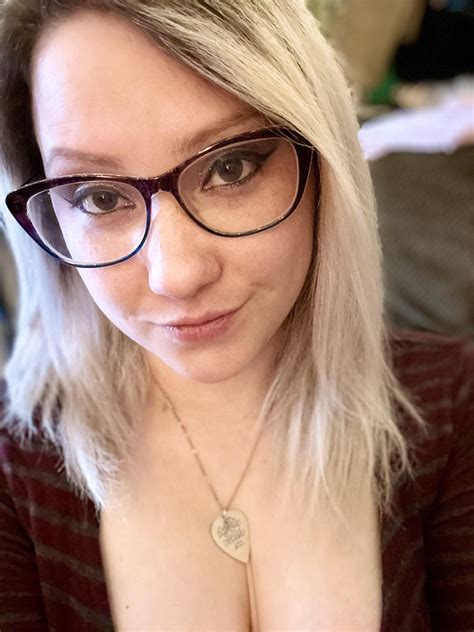 I Feel Like I Almost Look Like A Librarian Here R Selfieover25