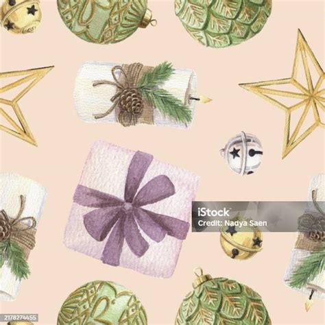 크리스마스 완벽 한 패턴 와 장식 유리 공 와 베이지색 배경에 선물 포장한 와 손으로 그린 수채화 겨울 휴일 그림 크리스마스 전통 카드 디자인에 대한 고립 된 그림 12월에