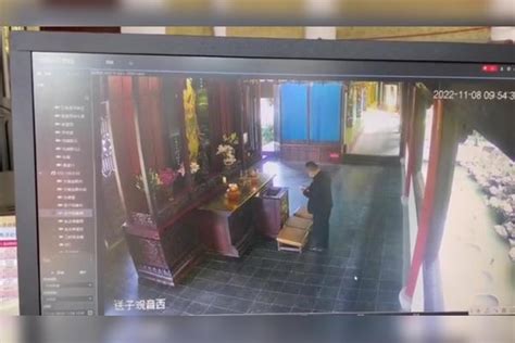 上海男子去寺庙拜佛顺走女子拜佛遗落的手机 寺庙回应已经报警了目前还没找到手机