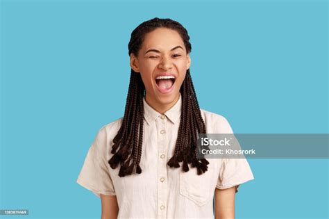 공포에 질린 명랑한 여성이 눈을 휘감고 누군가와 바람을 피우고 카메라를 본다 이빨에 대한 스톡 사진 및 기타 이미지 이빨