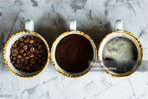 요리의 여러 단계에서 커피의 3 개의 컵 원두 커피 커피 원두와 기성 품 커피 음료 평면도 평면 위치 3가지 개체에 대한 스톡 사진 및 기타 이미지 Istock