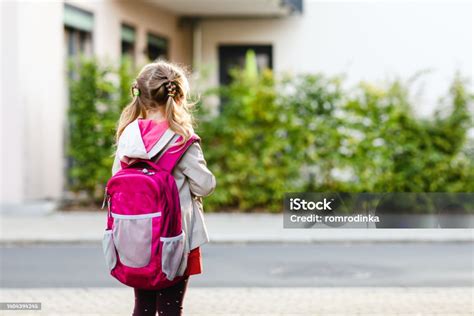 귀여운 작은 유치원 소녀는 놀이 학교에 갈 보육원과 유치원에 걷는 건강한 유아 아이 도시 거리 야외에서 배낭을 가진 행복한 아이 가방에 대한 스톡 사진 및 기타 이미지