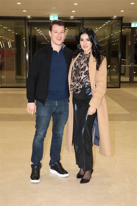 Tanja Savić U Providnom U Javnosti Izvirio Brushalter A Ne Odvaja Se Od Dečka Pilota Blic