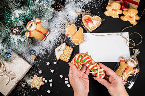 크리스마스와 새해 장식 구성 텍스트의 장소가 있는 어두운 배경의 모피 나뭇가지 의 상단 보기입니다 마시멜로 진저 브레드 초콜레이트와 향기로운 커피 한 잔 0명에 대한 스톡