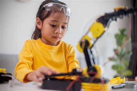 Stem 교육 개념입니다 아시아 학생들은 Stem에서 로봇 팔을 코딩하고 수학 공학 과학 기술 로봇 공학의 컴퓨터 코드를 아이들의 개념으로 코딩하여 집에서 학습합니다 6 7