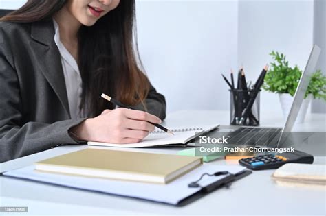 노트북으로 작업 하 고 노트북에 메모를 만드는 아시아 비즈니스 여자 20 24세에 대한 스톡 사진 및 기타 이미지 20 24세 검색 경영자 Istock